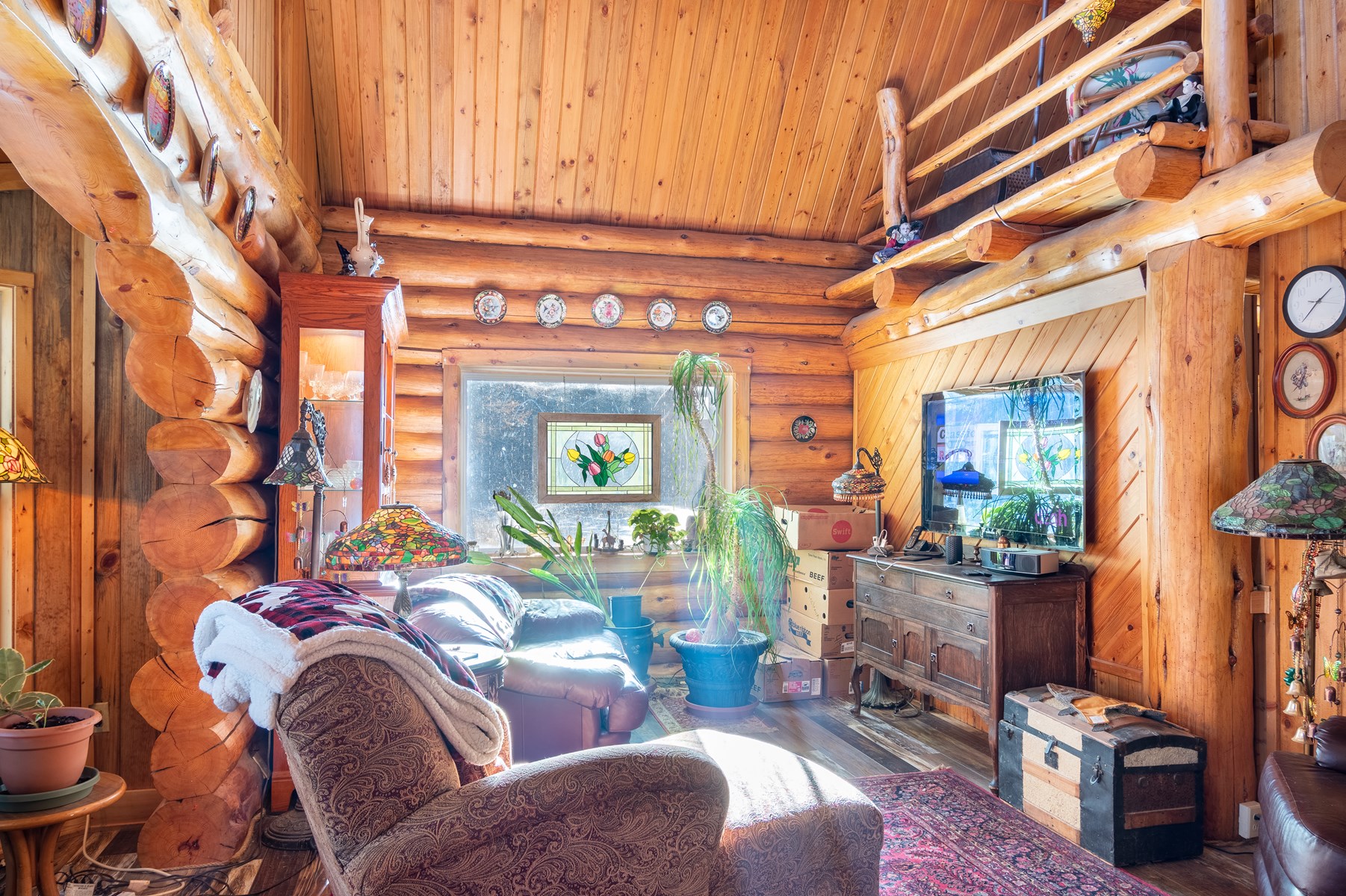 Beautiful Spacious Log Home in a Beautiful setting!