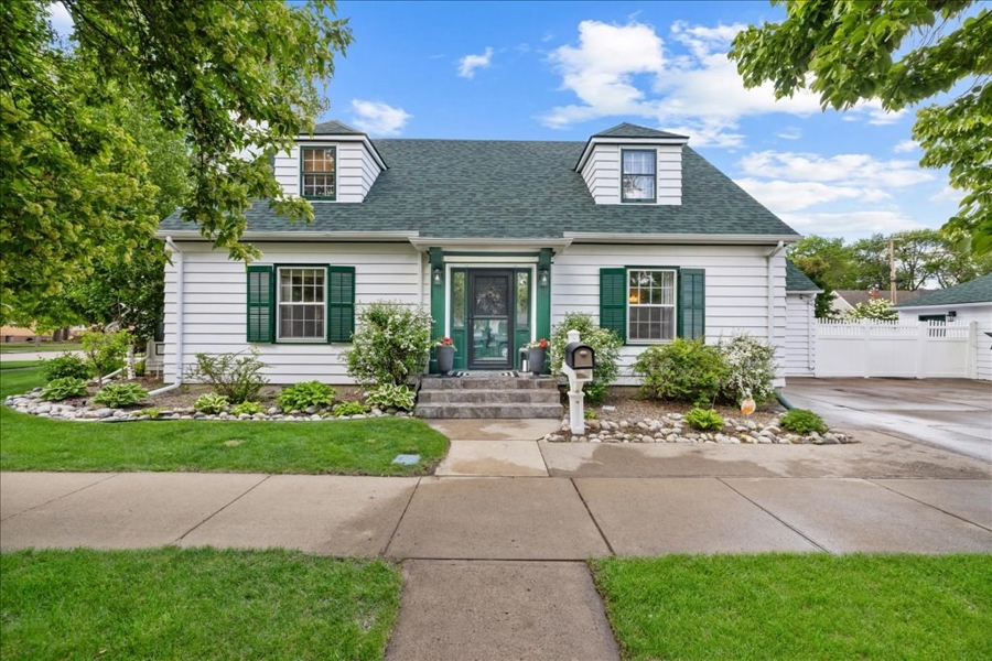 Colonial-Style 3 Bedrooms, 4 Bath, Detached Dble Garage