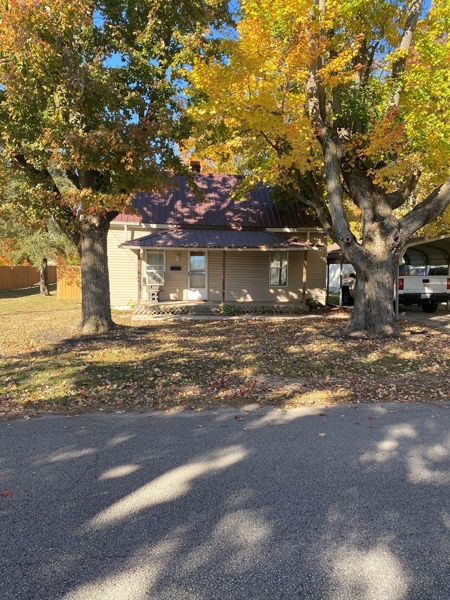 3 Bed, 2 Bath Home in Town, Backyard, Fire Pit